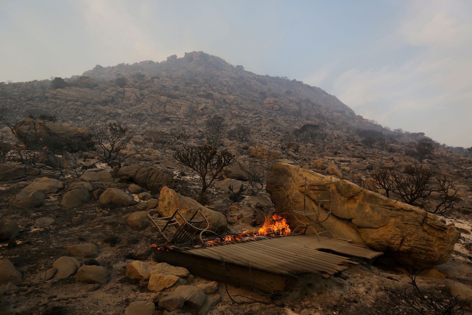 Pringle Bay residents face ‘almost apocalyptic’ scenes as Hangklip fire ...