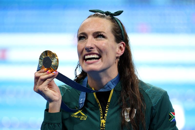 Tatjana Smith flies the South African flag in Paris