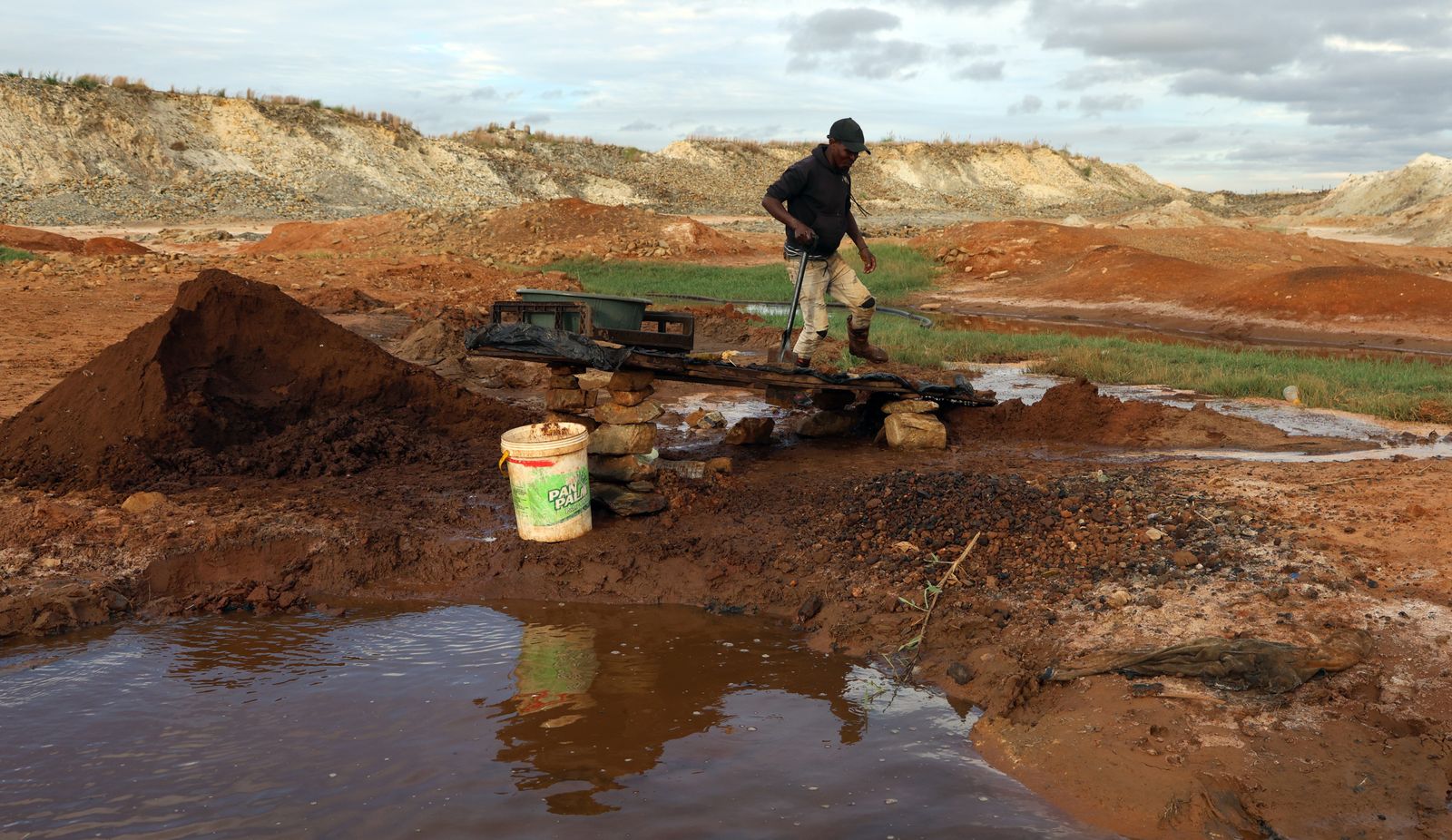 Gold fever hits Gugulethu: Residents dig up a kraal in Springs