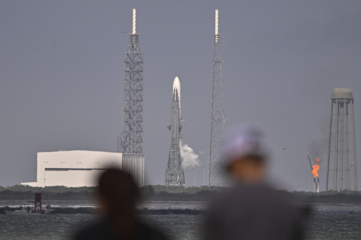 Blue Origin's New Glenn rocket deploys Mars satellites, sticks booster ...