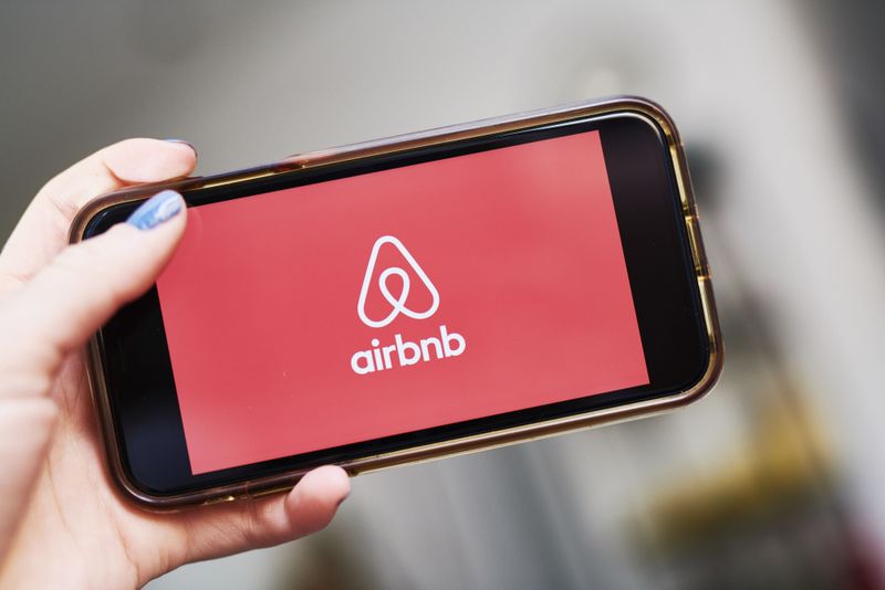 Airbnb’s Sales Forecast Tops Estimates on Strong Travel Demand