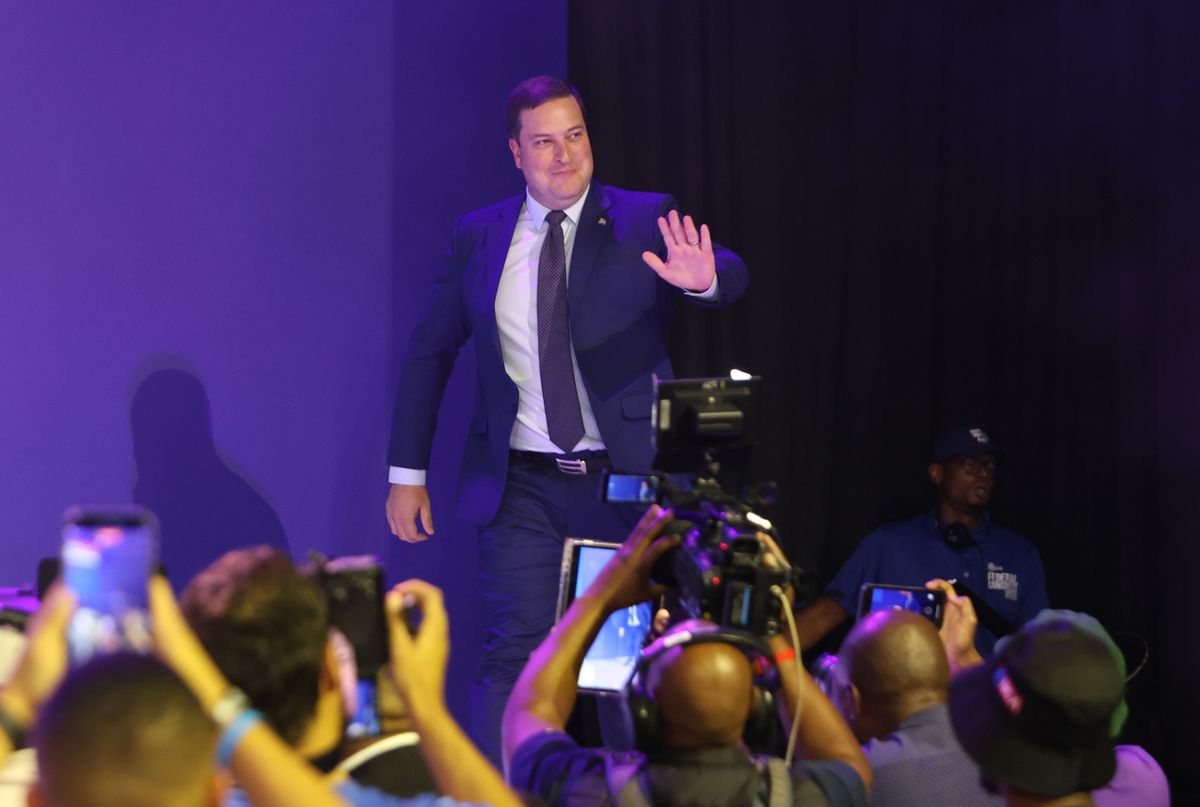 A sea of blue welcomes Geordin Hill-Lewis as the DA's new leader