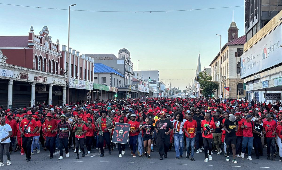 Streets of East London run red as EFF floods CBD in anticipation of ...