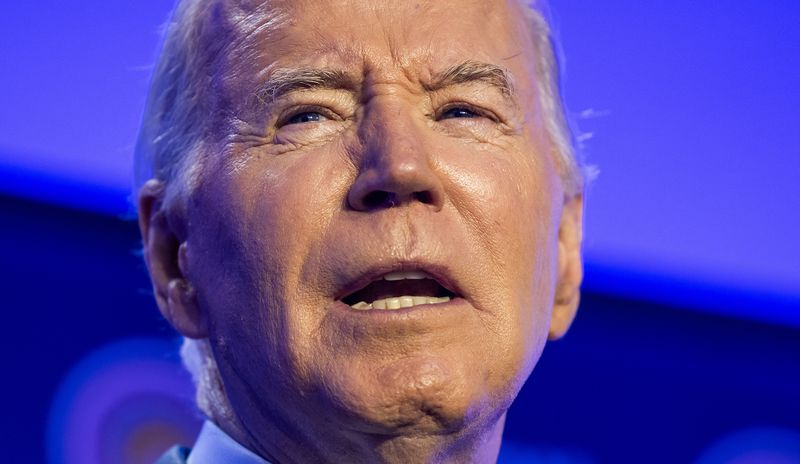 Biden Signs Aid Bill, Orders Ukraine Help to Flow Within Hours
