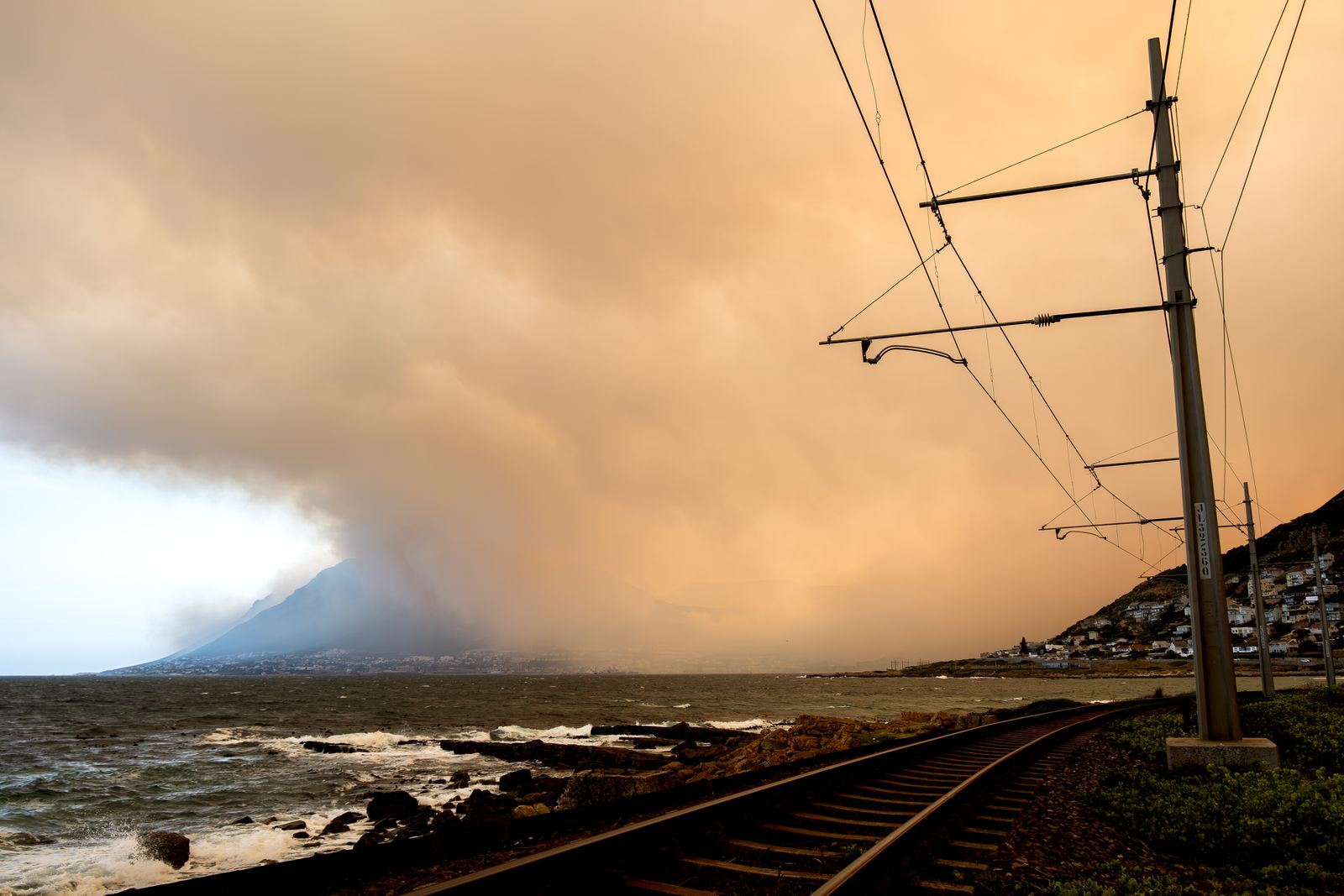 Photo Essay: Simon’s Town blaze sweeps over mountain as firefighting ...