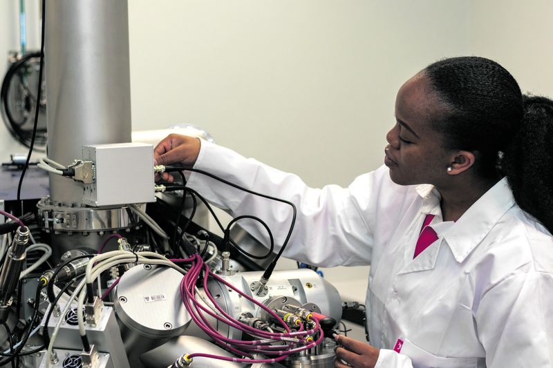 Groundbreaking nanotechnology unit opened at Rhodes