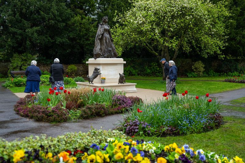 A new statue of Queen Elizabeth II unveiled, and more from around the world