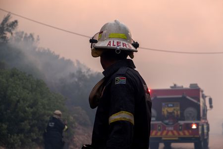 Photo Essay: Simon’s Town blaze sweeps over mountain as firefighting ...