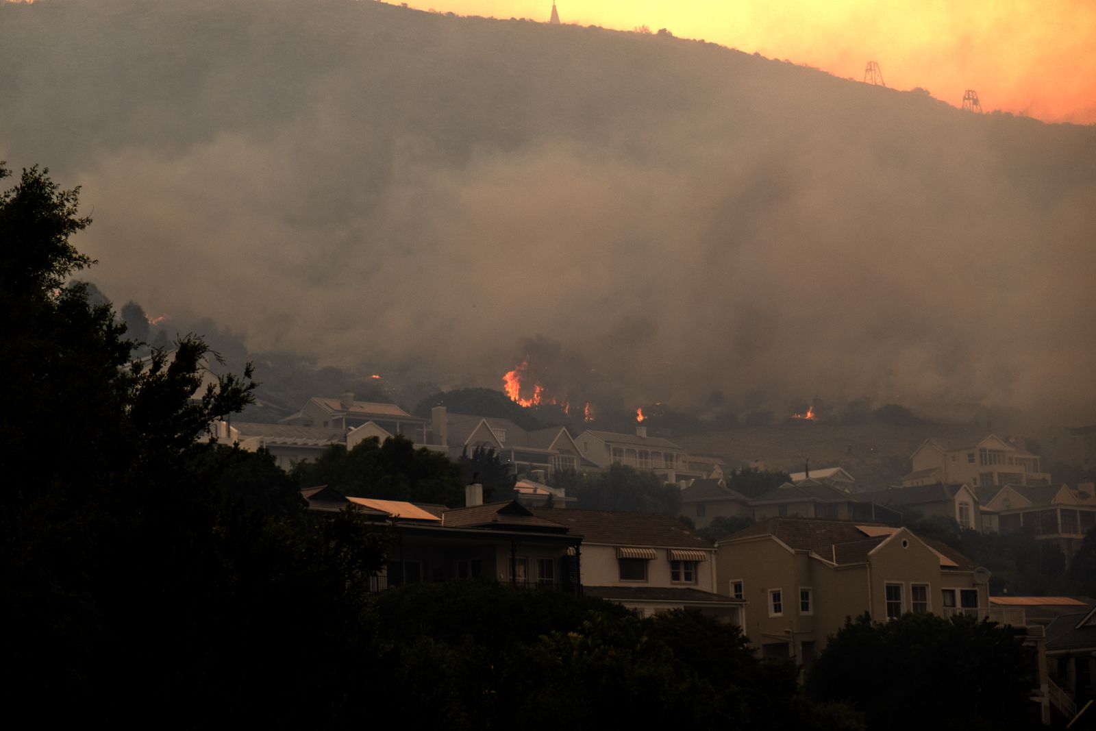 What is making the Simon's Town fire so severe?