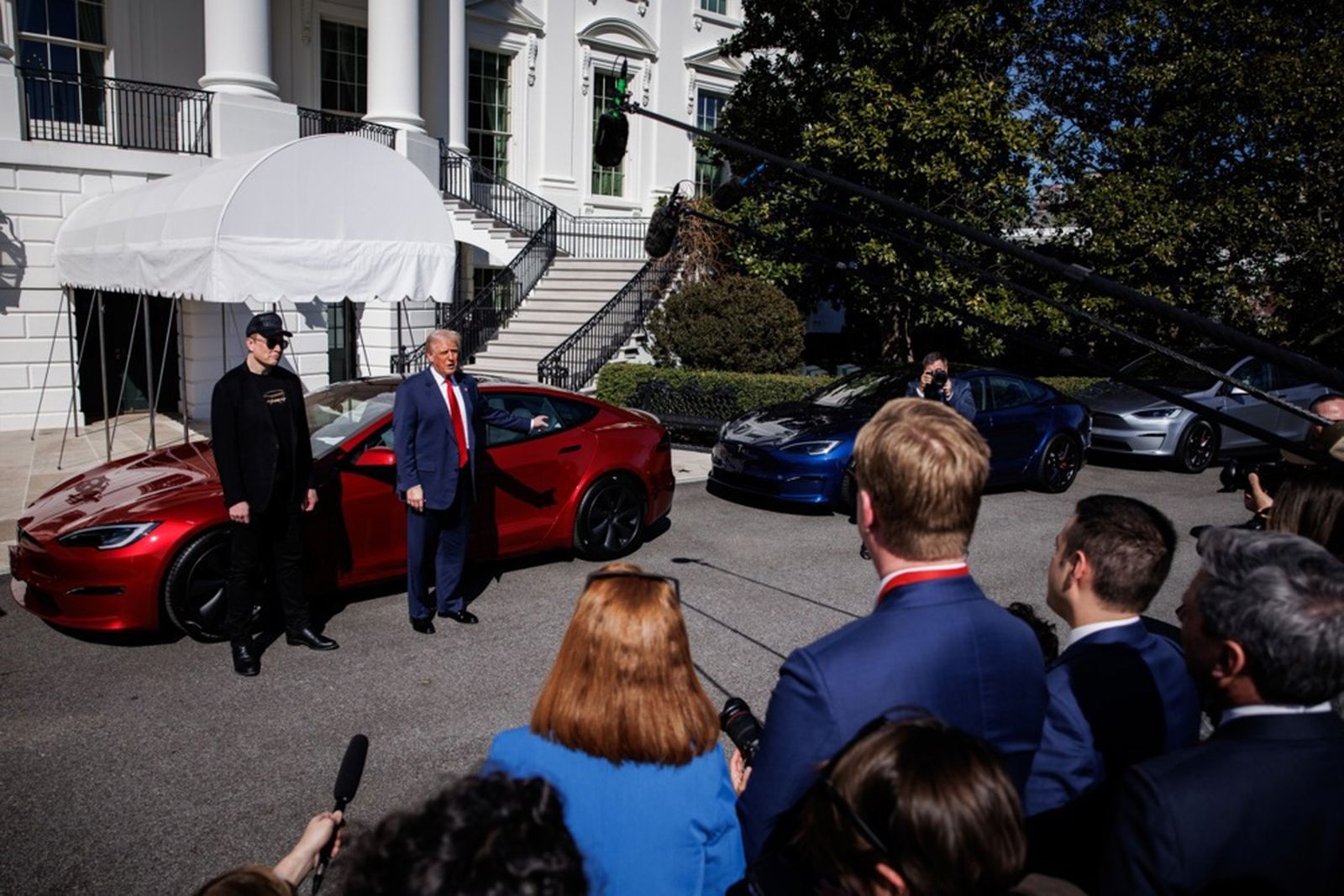 Trump's Tesla promo at the White House, and more from around the world