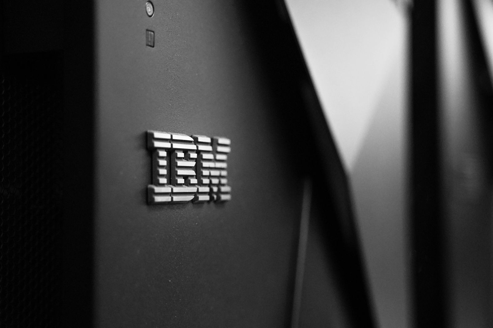 IBM posts steepest daily drop since 2000 after Anthropic says AI can ...