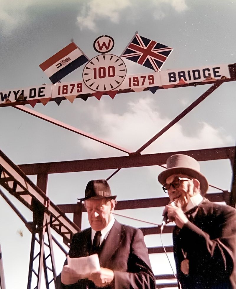 Feisty tannies take on truckers to save Smartie Bridge
