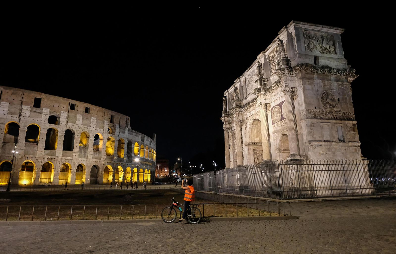 Ancient Roman Arch of Constantine damaged by lightning